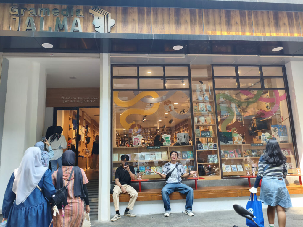Gramedia Jalma: Suaka Para Pecinta Buku di Tengah Padatnya Kota Jakarta! - TITIP JEPANG
